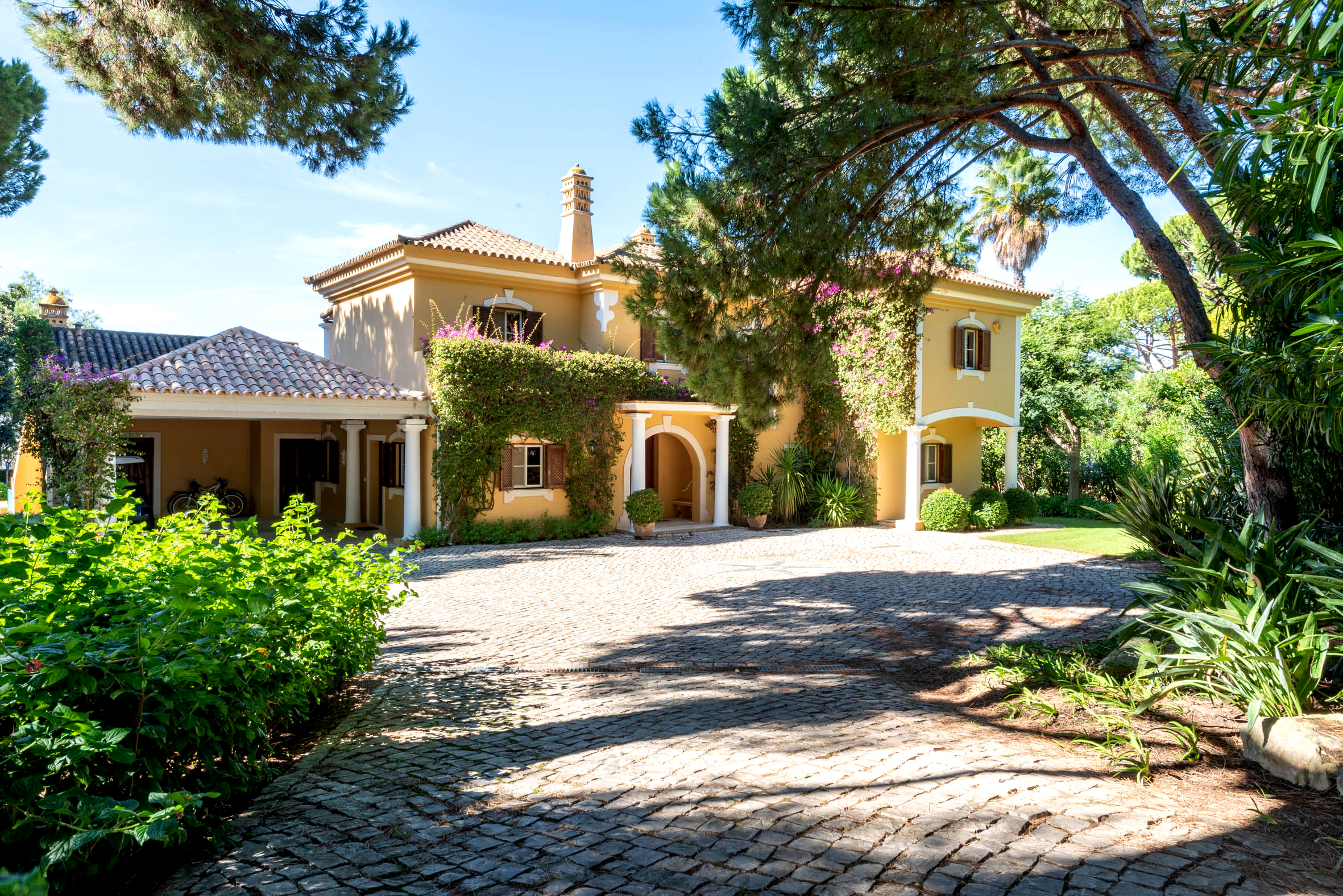 Four bedroom Pinheiros Altos villa